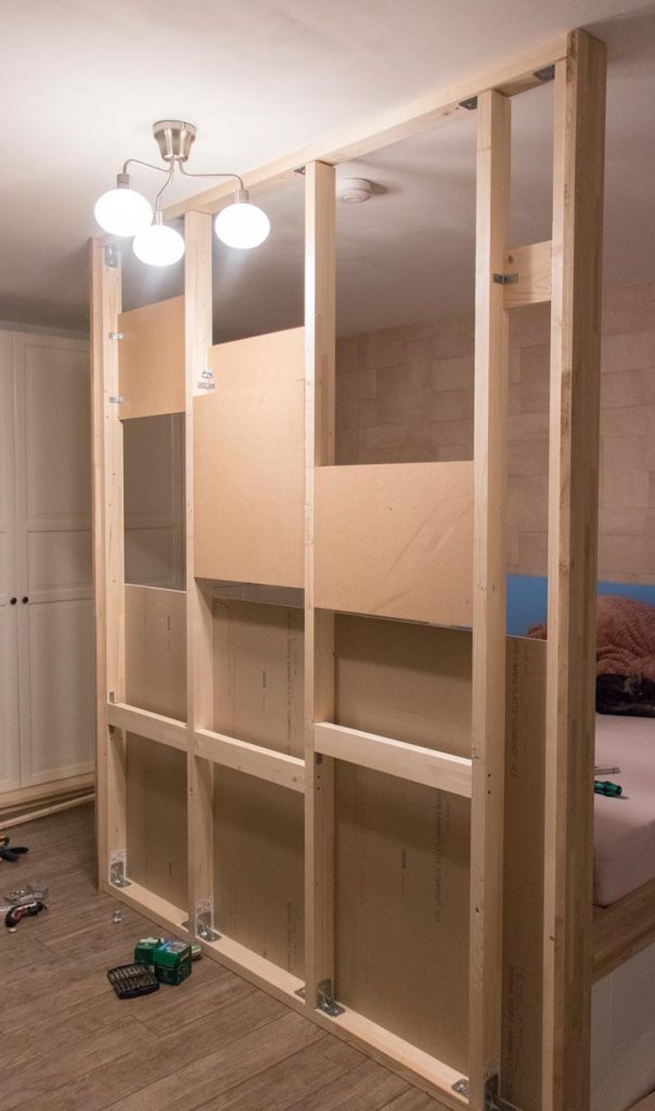 Anleitung zum Schlafzimmerkonzept mit DIY Bett und Raumteiler